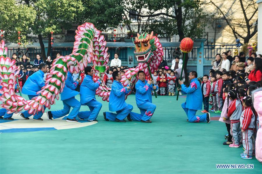 Children play traditional dragon dance in kindergarten (4/13)