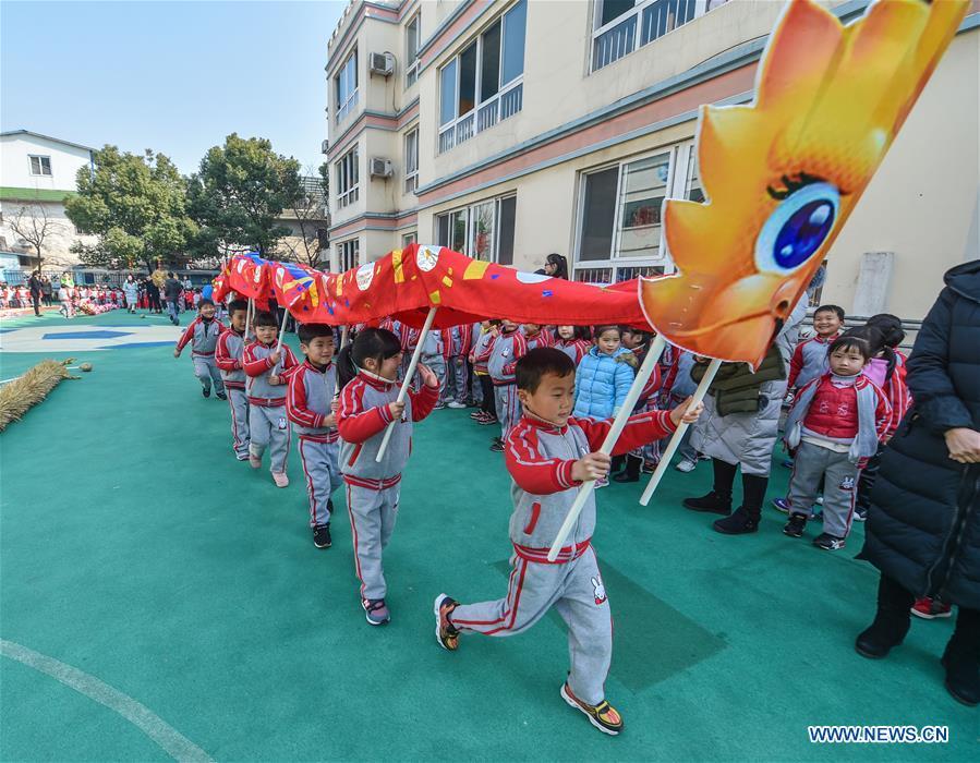 Children play traditional dragon dance in kindergarten (8/13)