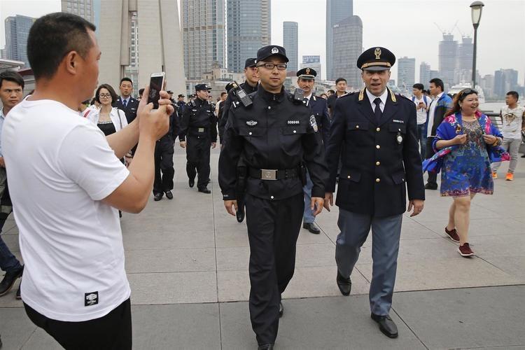 Italian police go on patrol in Shanghai(1/4)