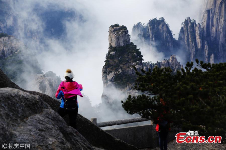 Spectacular sea of clouds at Huangshan Mountain(4/4)