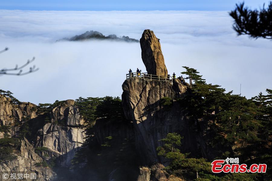 Spectacular sea of clouds at Huangshan Mountain(1/4)