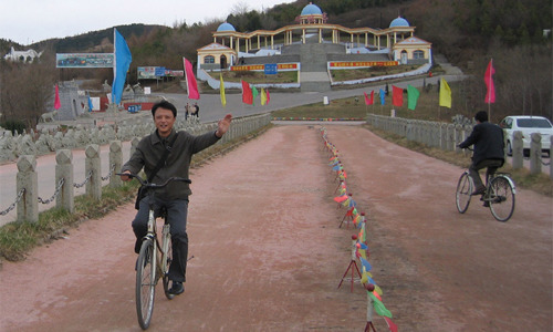 Mysterious slope: car rolls up with off engine - Headlines, stories and ...