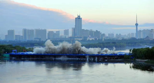 NE China bridge blown up to make way for new one(3)