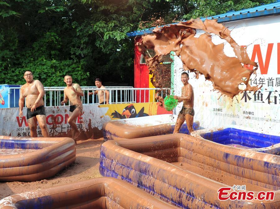 People enjoy mud fighting in Jinan, E China (6/8) - Headlines, features ...
