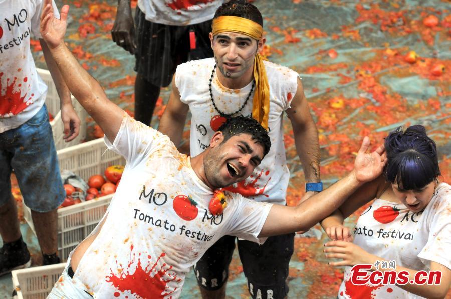 Tomato fight attracts over 400 participants in Shenyang (7/15 ...