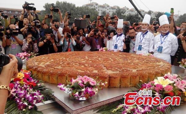 World’s largest lily bulb-stuffed mooncake made in Lanzhou, Gansu(3/3 ...