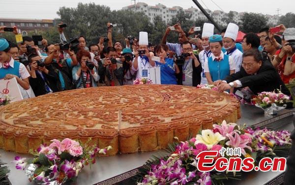 World’s largest lily bulb-stuffed mooncake made in Lanzhou, Gansu(2/3 ...