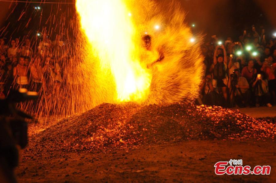 Walking barefoot on fire, unique festivity of villagers in Zhejiang(2/ ...