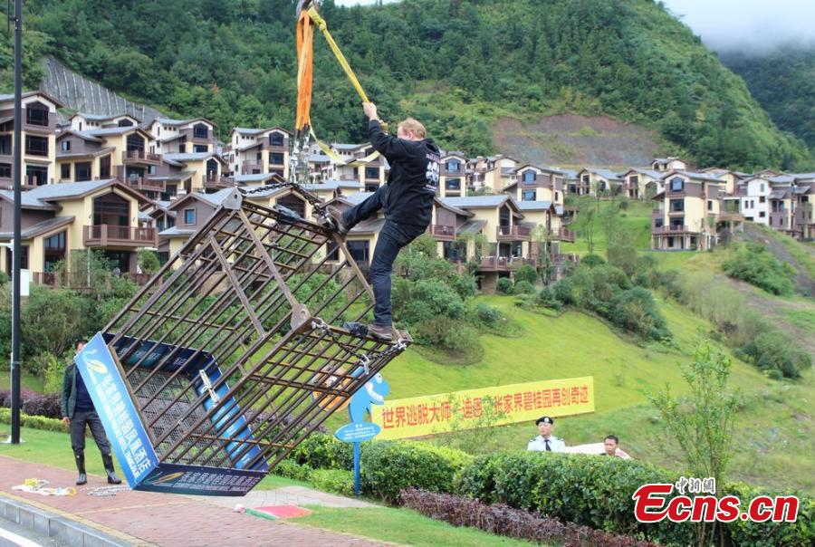 Escape artist Dean Gunnarson shows stunts in Zhangjiajie, Hunan(1/11 ...