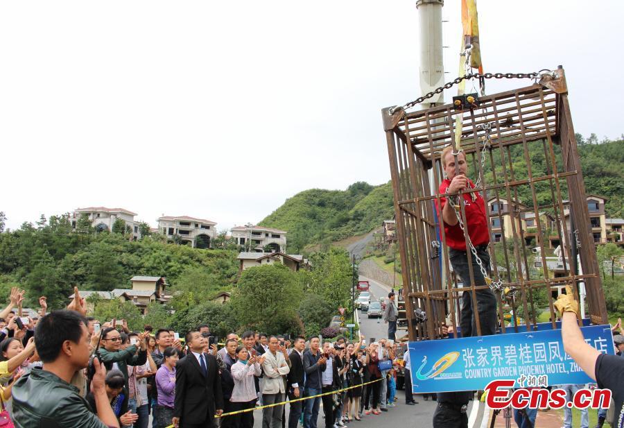 Escape artist Dean Gunnarson shows stunts in Zhangjiajie, Hunan(5/11 ...