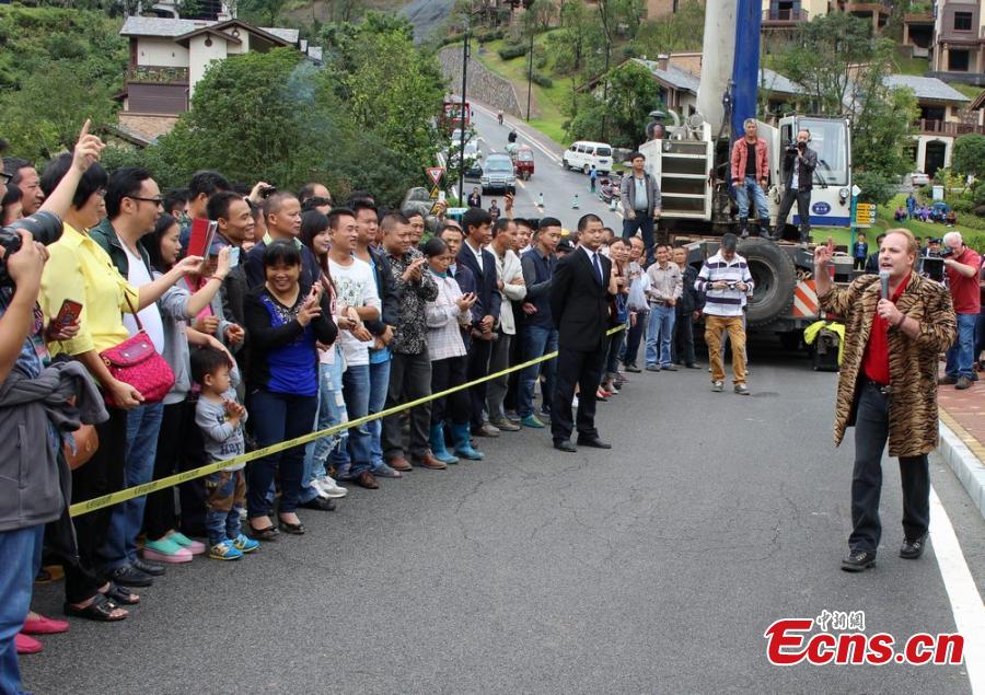 Escape artist Dean Gunnarson shows stunts in Zhangjiajie, Hunan(3/11 ...