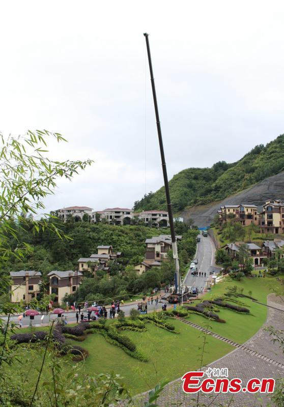 Escape artist Dean Gunnarson shows stunts in Zhangjiajie, Hunan(2/11 ...