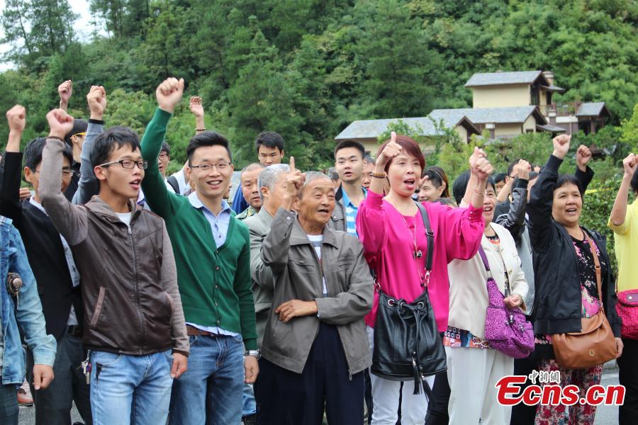 Escape artist Dean Gunnarson shows stunts in Zhangjiajie, Hunan(7/11 ...
