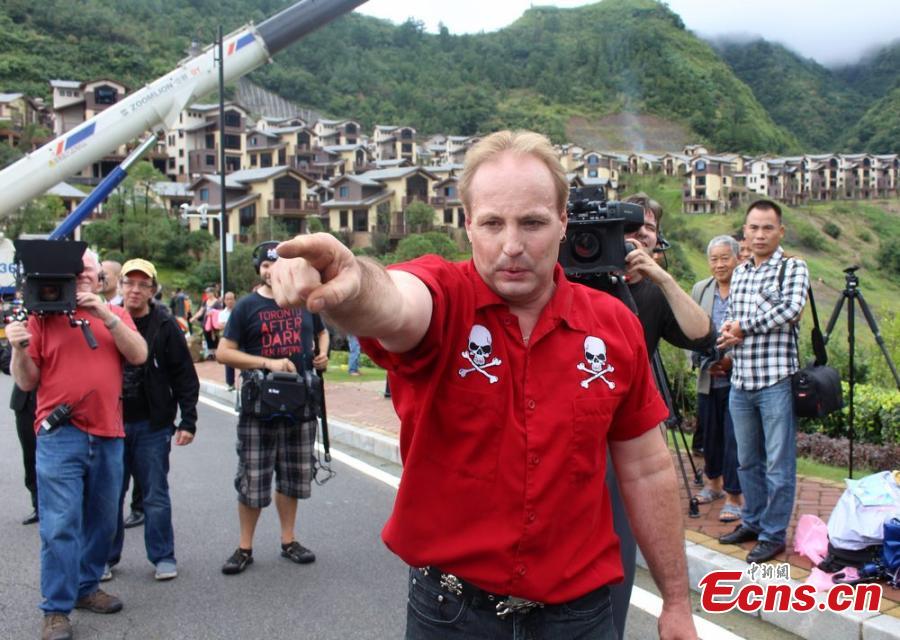 Escape artist Dean Gunnarson shows stunts in Zhangjiajie, Hunan(4/11 ...