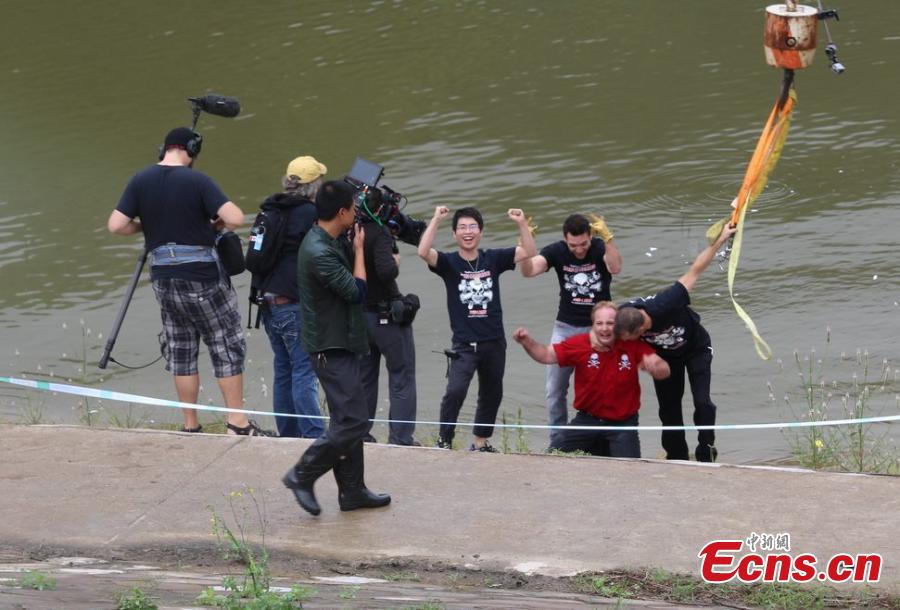 Escape artist Dean Gunnarson shows stunts in Zhangjiajie, Hunan(10/11 ...