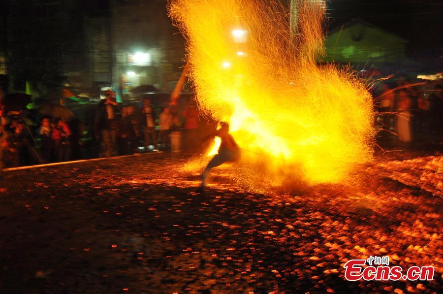 'Fire walking' ceremony held in Zhejiang village(3/9) - Headlines ...