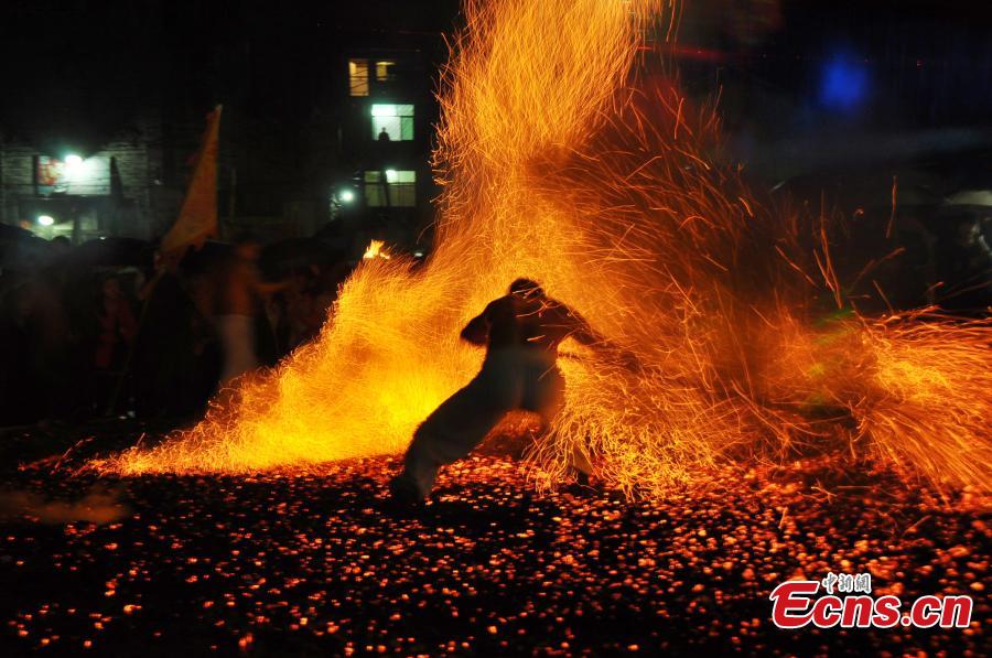 'Fire walking' ceremony held in Zhejiang village(6/9) - Headlines ...