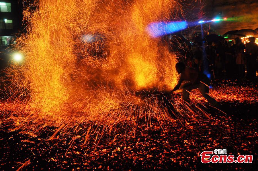 'Fire walking' ceremony held in Zhejiang village(1/9) - Headlines ...