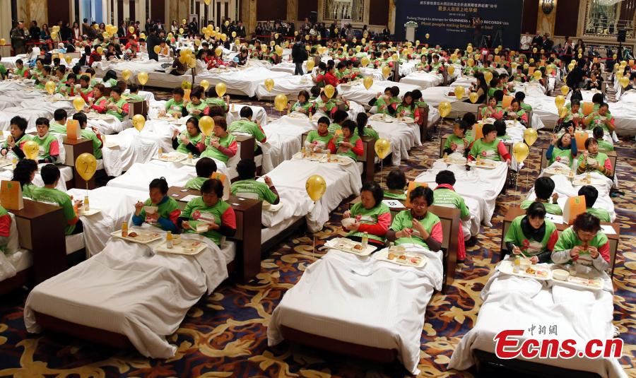 Hundreds in China set world record for largest breakfast in bed(1/6 ...