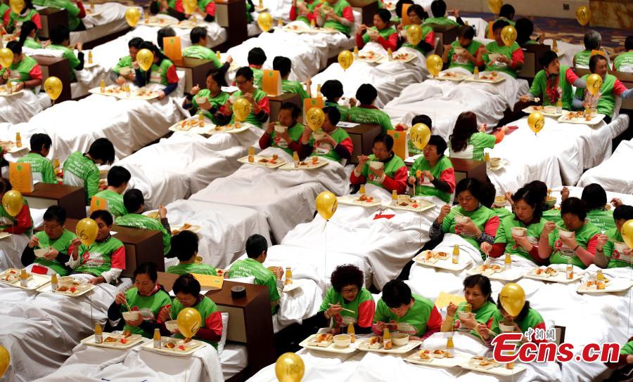 Hundreds in China set world record for largest breakfast in bed(1/6 ...