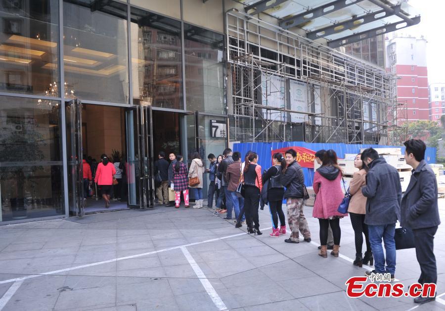 Queue up for lift (2/3) - Headlines, features, photo and videos from ...