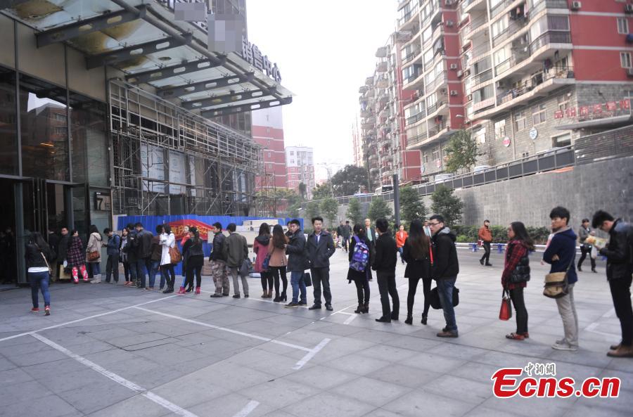 Queue up for lift (3/3) - Headlines, features, photo and videos from ...