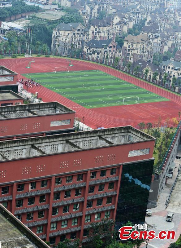 Chongqing school has large sports field on its roof(1/7) - Headlines ...