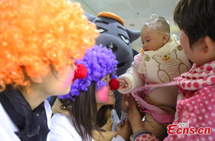 'Clown' volunteers help sick children feel at ease(4/4) - Headlines ...
