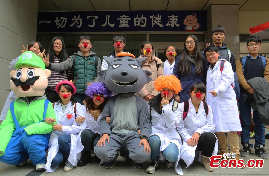 'Clown' volunteers help sick children feel at ease(2/4) - Headlines ...