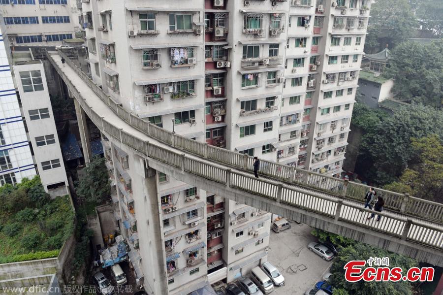 Chongqing's 40-meter-high pedestrian bridge becomes online hit (2/4 ...