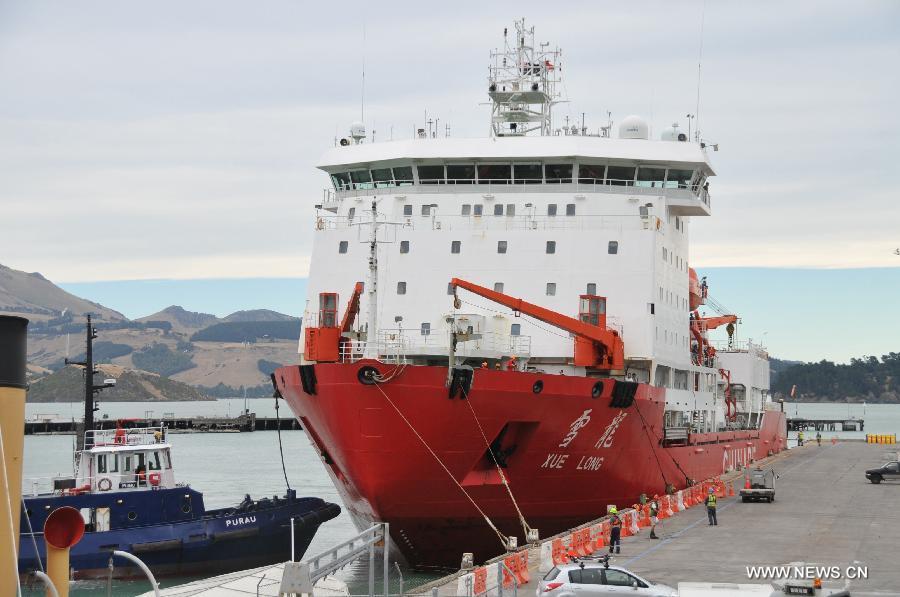 Chinese Xue Long docks at Lyttelton Port for refuelling (3/4 ...