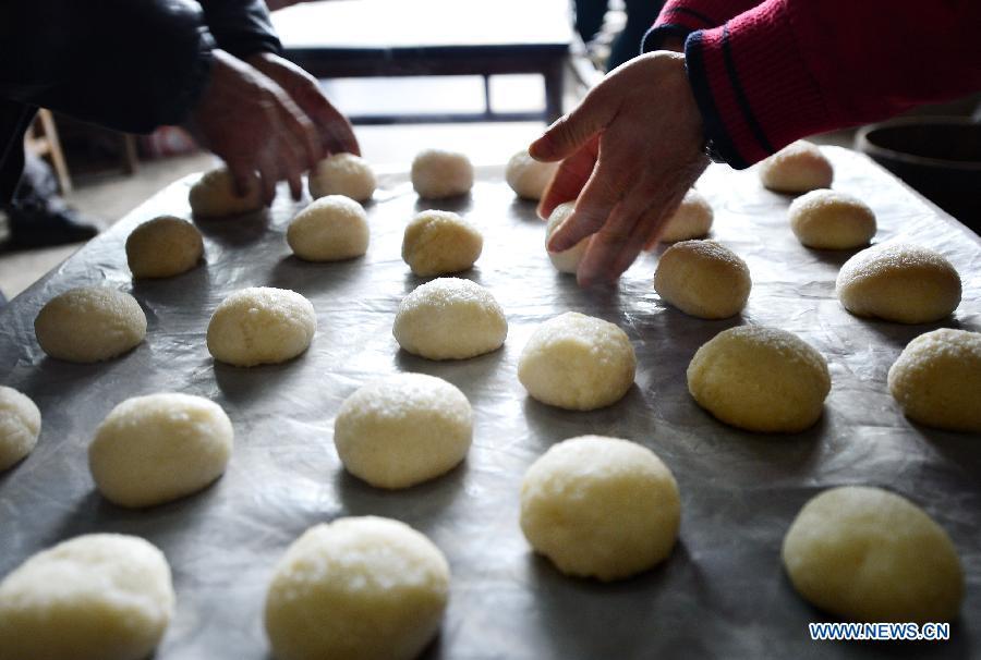 People make traditional 'Ciba' to celebrate lunar New Year(1/3 ...