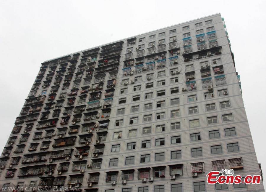 Half occupied and half empty, building unfinished for 20 years (2/3 ...