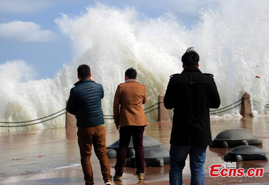 Giant waves hit East China coast(2/5) - Headlines, features, photo and ...