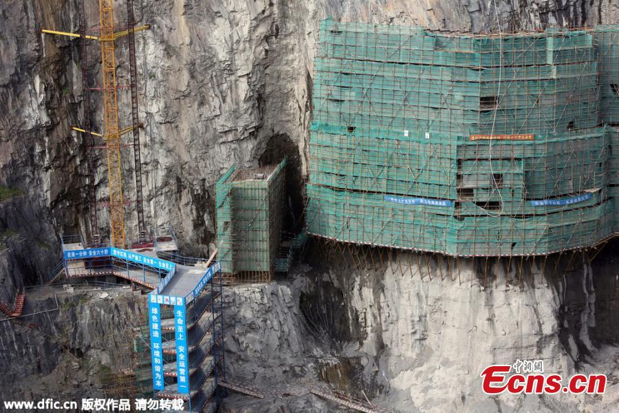 Green protective wall under construction for 'Deep Pit' hotel (1/3 ...