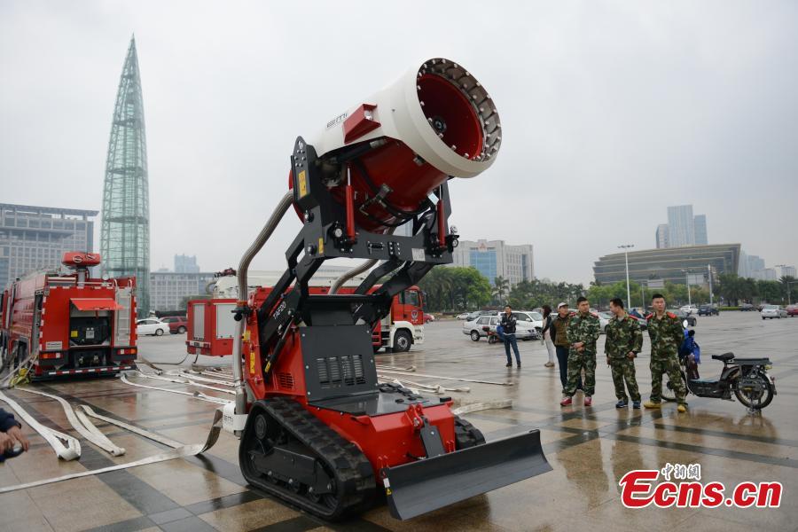 Firefighting robot on display in Wenzhou(1/3)