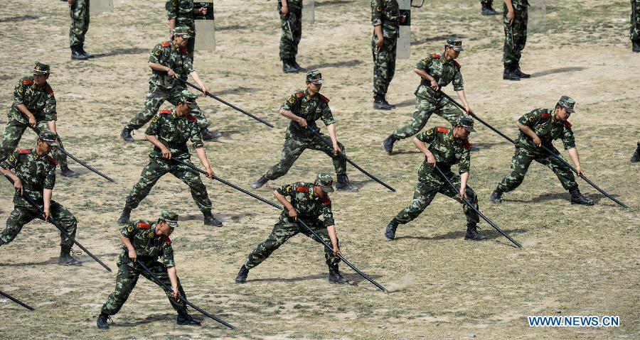 Soldiers of Xinjiang border defense unit attend drill(8/10)