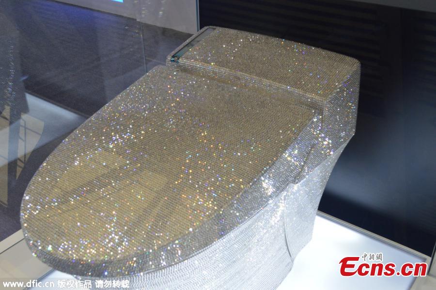 Crystal-encrusted toilet on display in Shanghai (1/2)