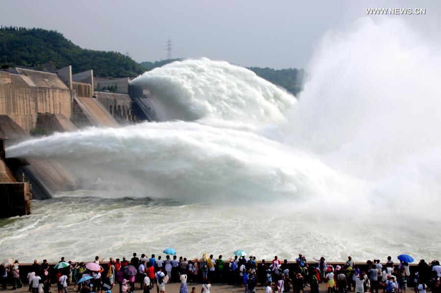 Water cascades generated by Xiaolangdi Dam on Yellow River