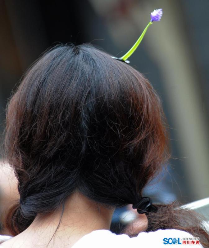 Look！Bean sprouts flowers grow on head(2/9)