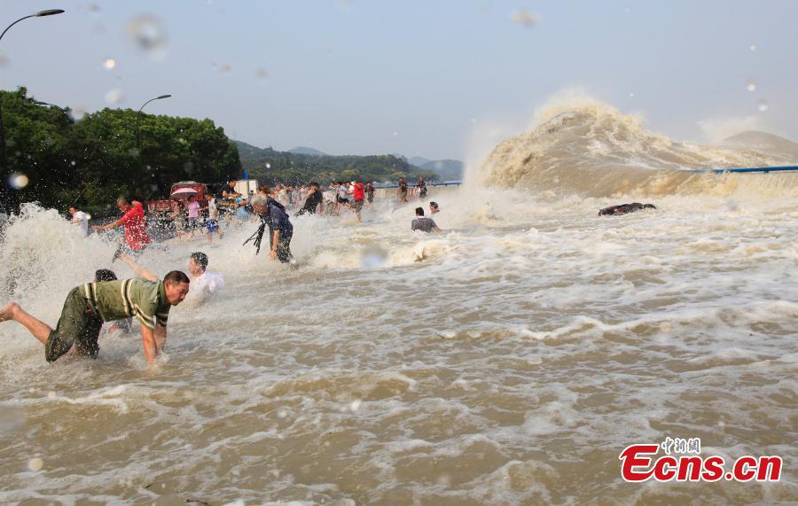 'Ghost King Tides' at Qiantang River drench spectators(1/6)