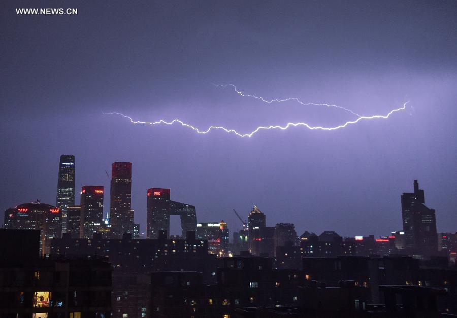 Beijing sees sudden lightning storm(1/4)