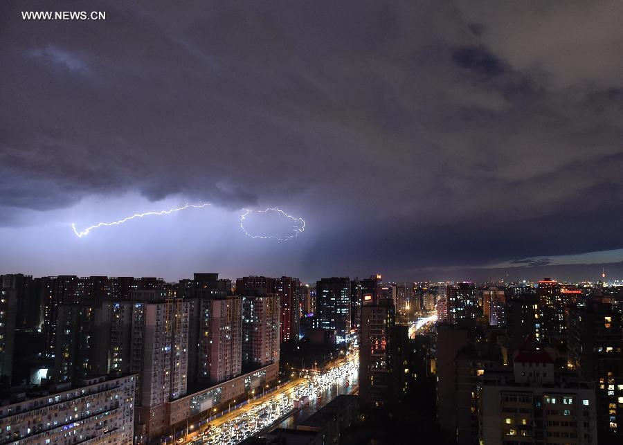 Beijing sees sudden lightning storm(1/4)