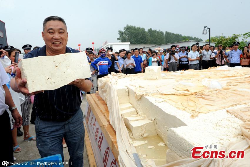 Giant tofu wows visitors in Anhui(1/4)