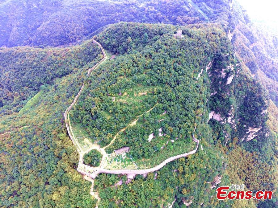 Ancient stone great wall winding in mountains of Henan(5/10)