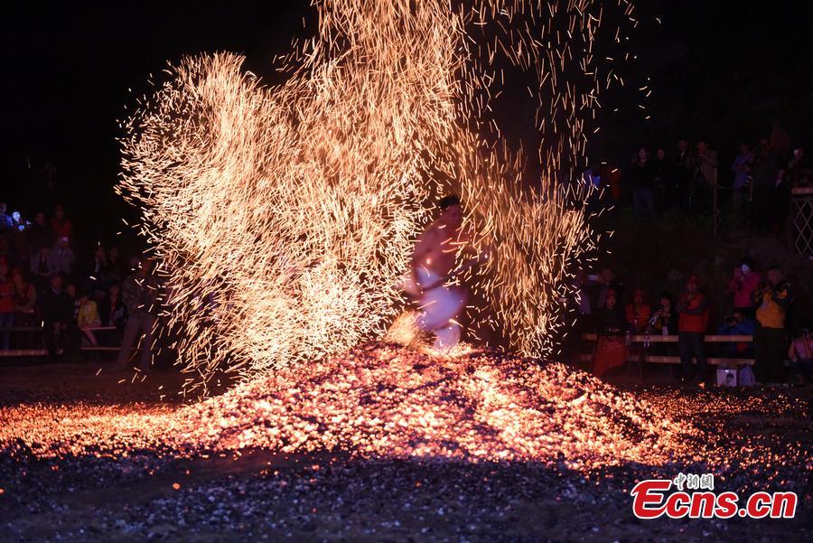 'Fire walking' ceremony held in E China village(1/3)