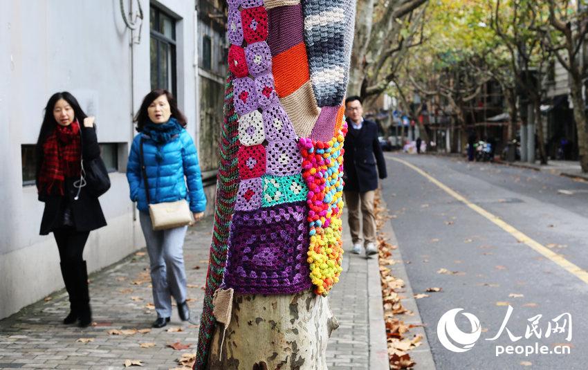 Trees in Shanghai 'wear' sweaters for the winter(3/8)
