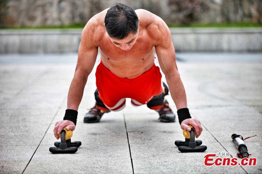 62-year-old muscular man goes viral(2/4)