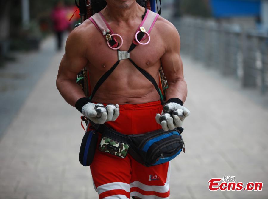 62-year-old muscular man goes viral(2/4)