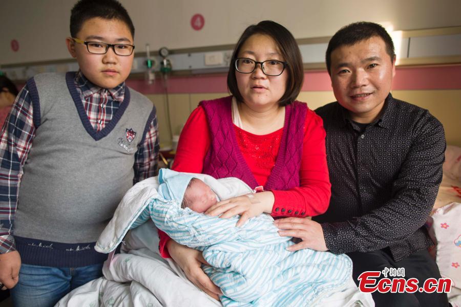 Two children policy starts in China(1/1)